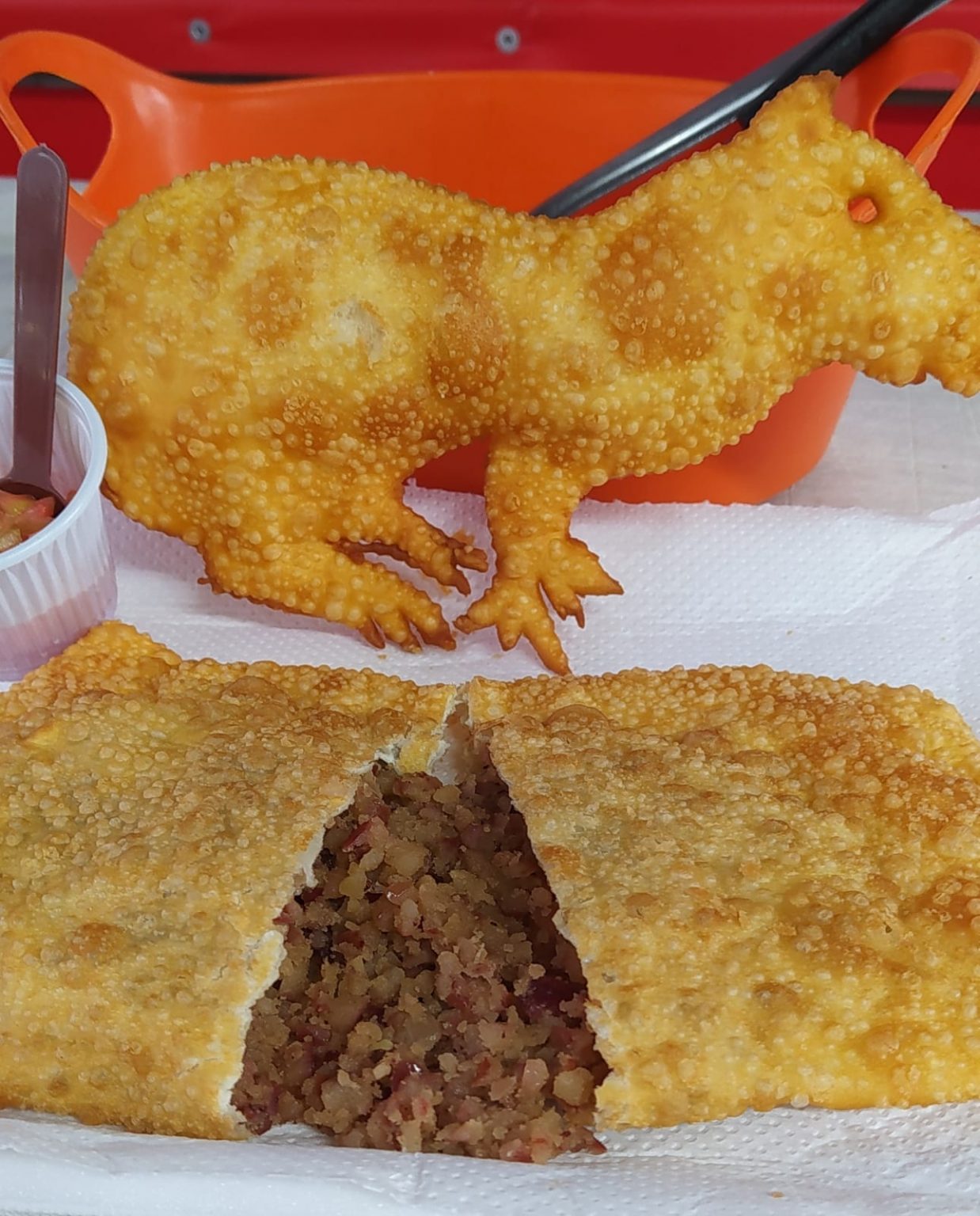 Pastelaria faz sucesso nas redes sociais com massa de pastel em formato ...