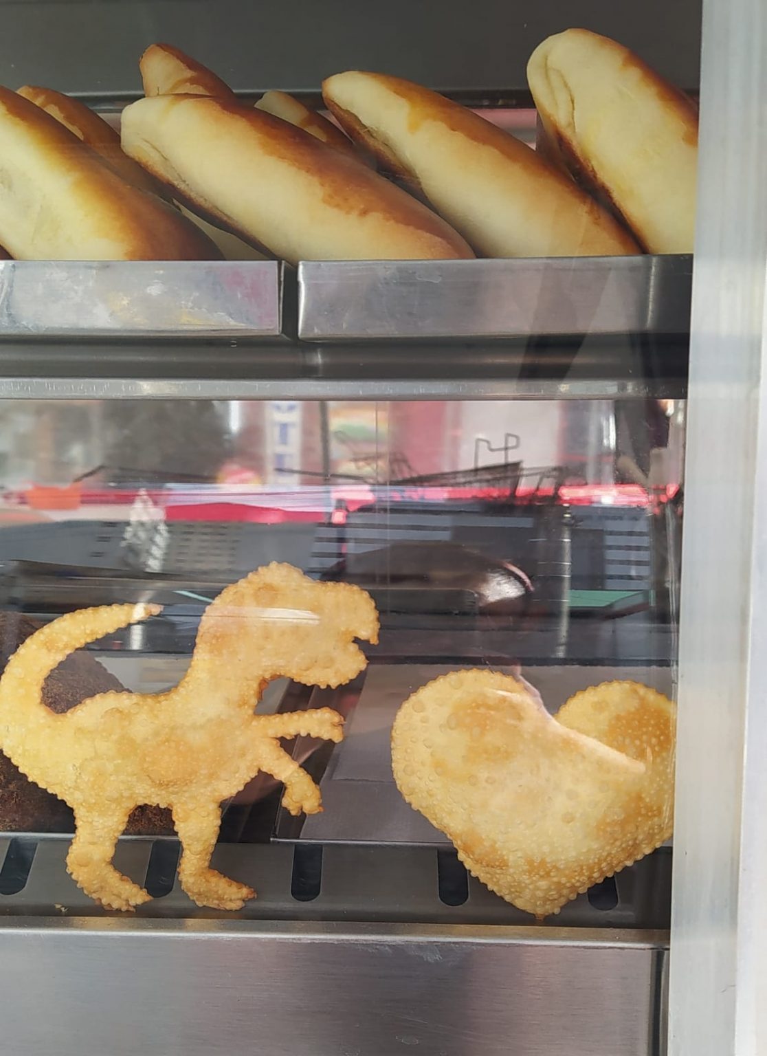 Pastelaria faz sucesso nas redes sociais com massa de pastel em formato ...